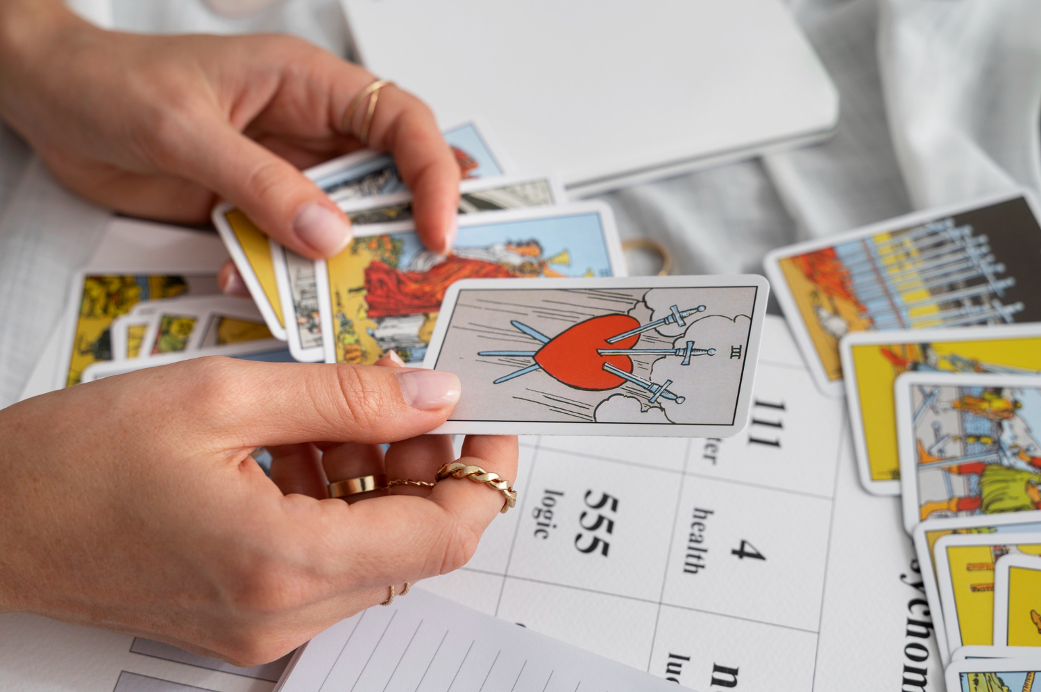 Tarot vs Oracle : les différences pour bien choisir ton jeu | Spiriteo